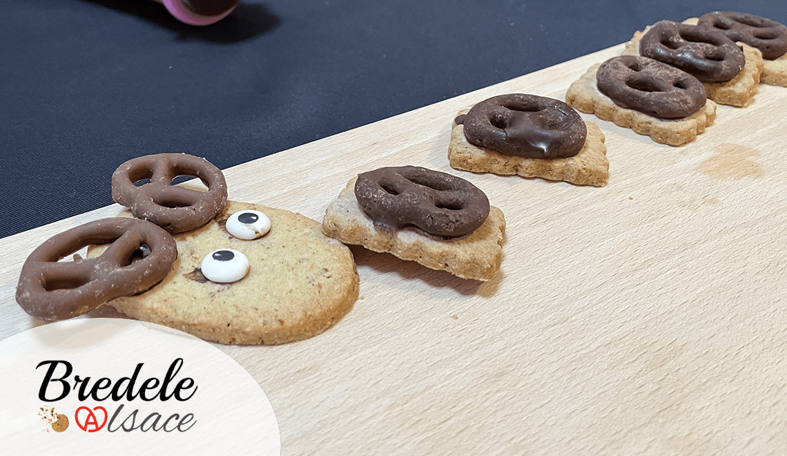 bredele en forme de cerf avec bretzel en chocolat - Bredele.Alsace